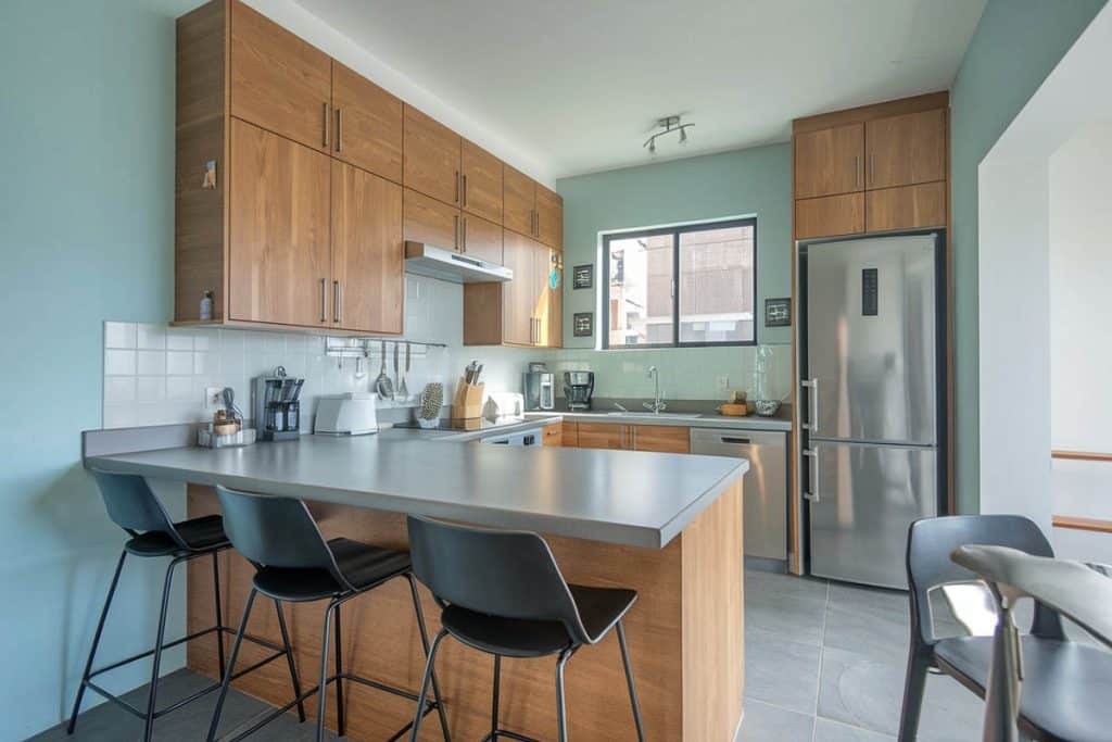 36 Stylish Small Modern Kitchens (Ideas for Cabinets & Counters)