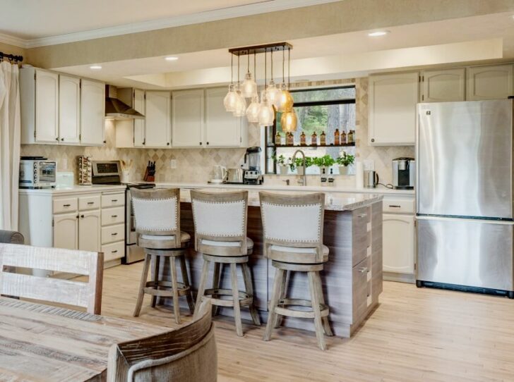 Alder Kitchen Cabinets (Rustic & Knotty Cabinetry)