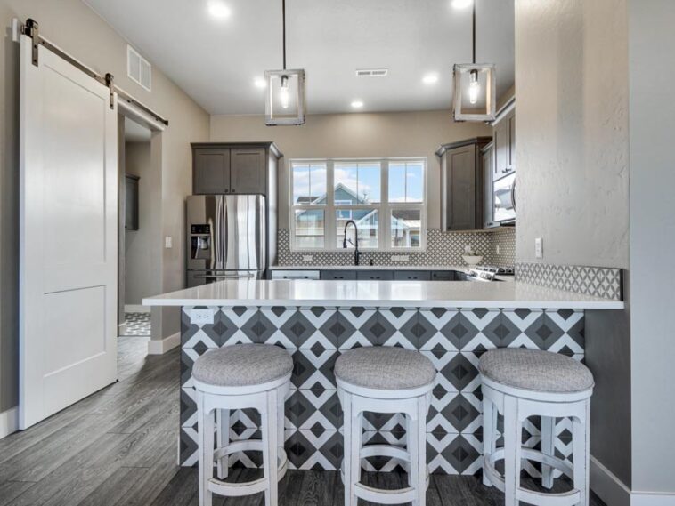 How to Layout A Kitchen Peninsula With Seating: Design Pictures