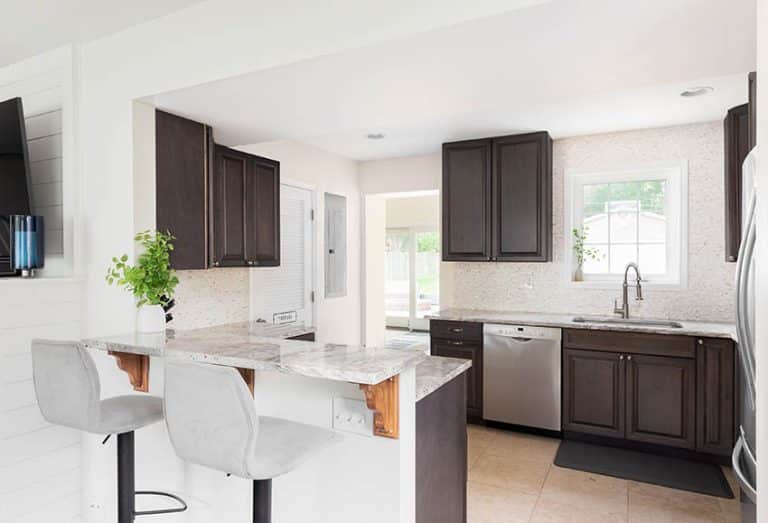 How to Layout A Kitchen Peninsula With Seating: Design Pictures