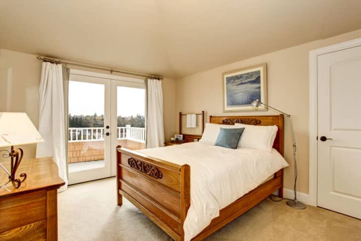 Bed Footboard (Pros and Cons & Features)
