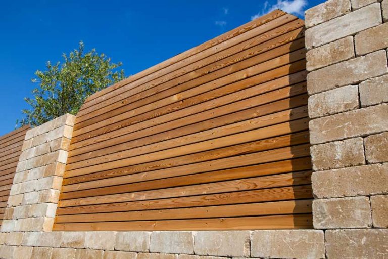 17 Horizontal Fence Ideas (Designs & Materials)