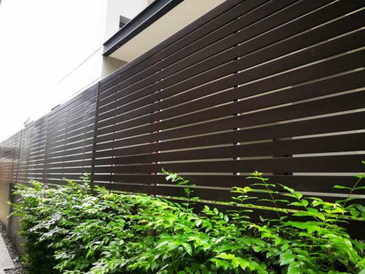 17 Horizontal Fence Ideas (Designs & Materials)