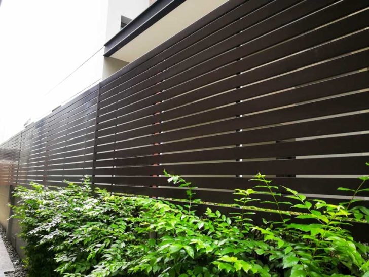 17 Horizontal Fence Ideas (Designs & Materials)