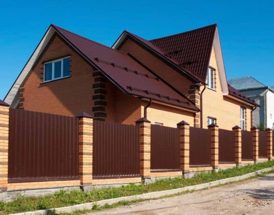 House and Fence Color Combinations (Best Exterior Options)