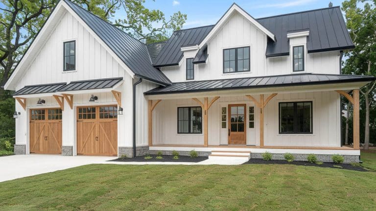 The Timeless Appeal of Black and White Modern Farmhouses